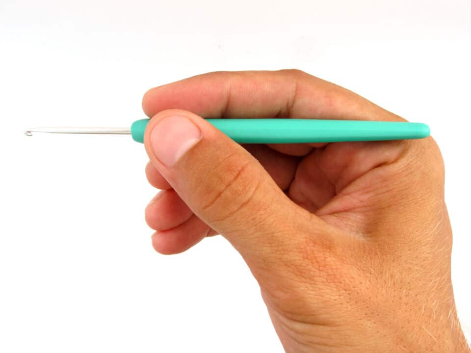 How to Hold the Crochet Hook and Yarn | Supergurumi