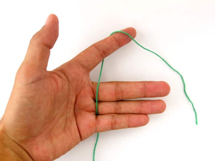 How to Hold the Crochet Hook and Yarn | Supergurumi