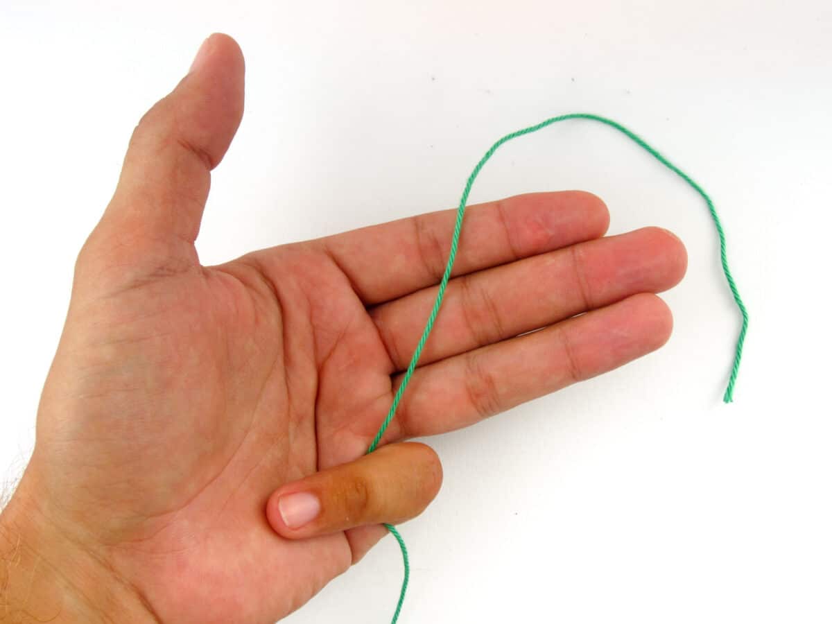 How to Hold the Crochet Hook and Yarn | Supergurumi