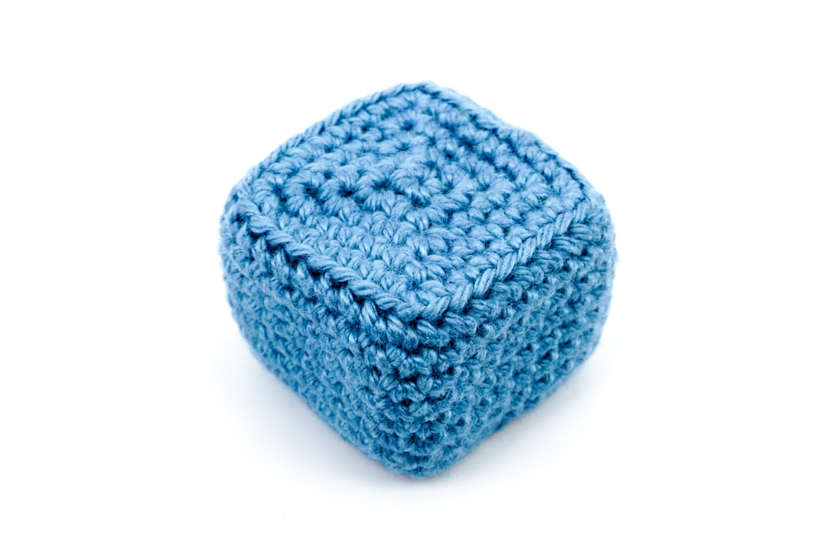 How to Crochet Cubes in Spiral Rounds | Supergurumi