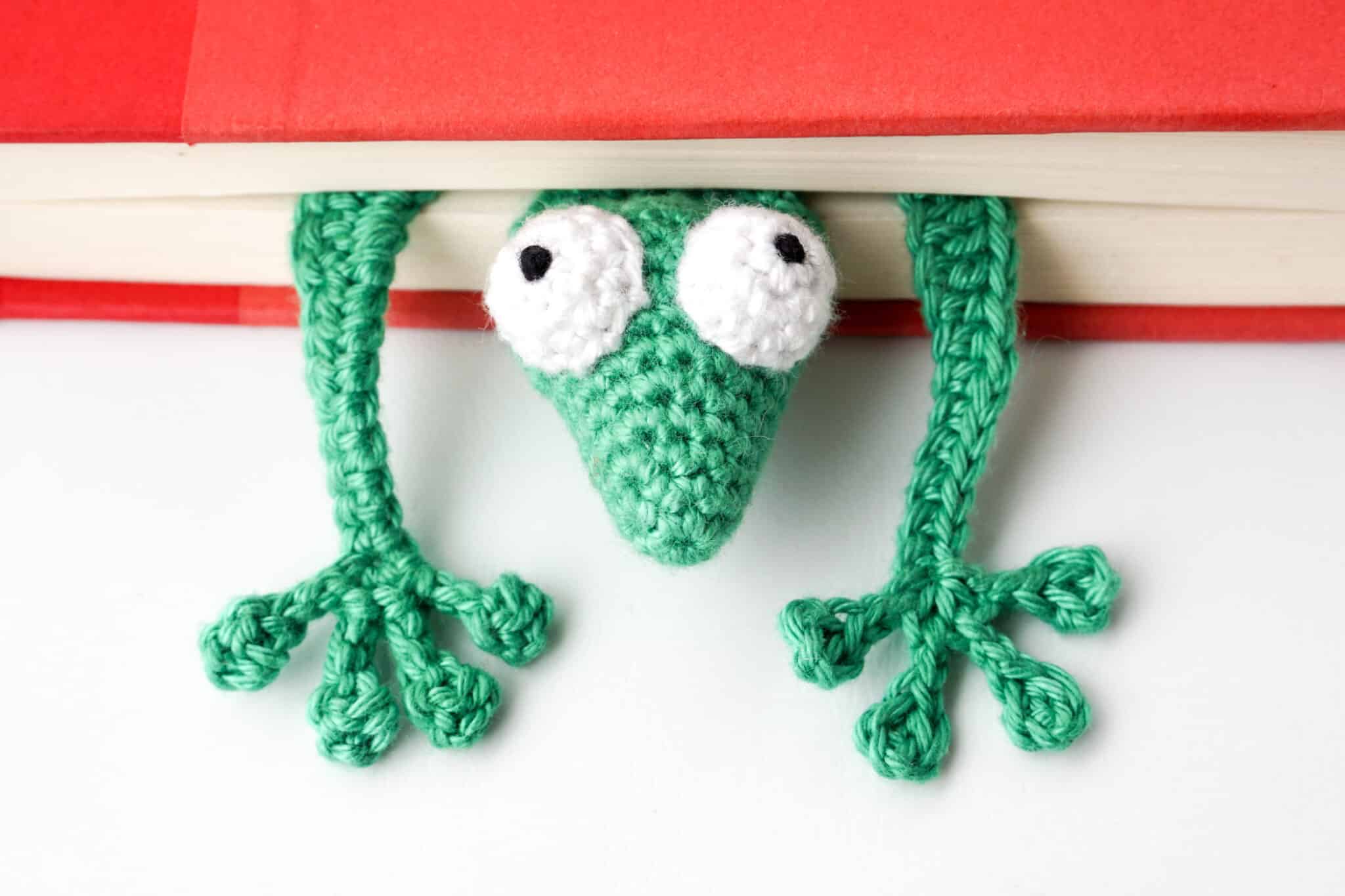 Amigurumi Crochet Gecko Bookmark - "Book-Gecko" | Supergurumi