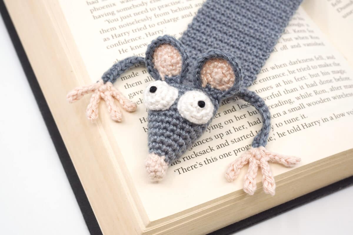 Amigurumi Crochet Rat Bookmark - "Book-Rat" | Supergurumi