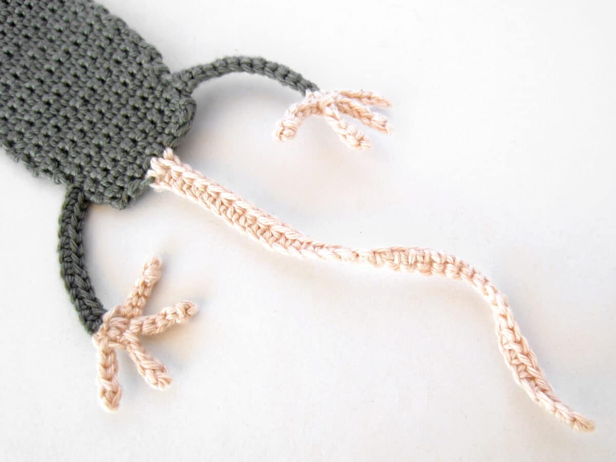 Amigurumi Crochet Rat Bookmark - "Book-Rat" | Supergurumi