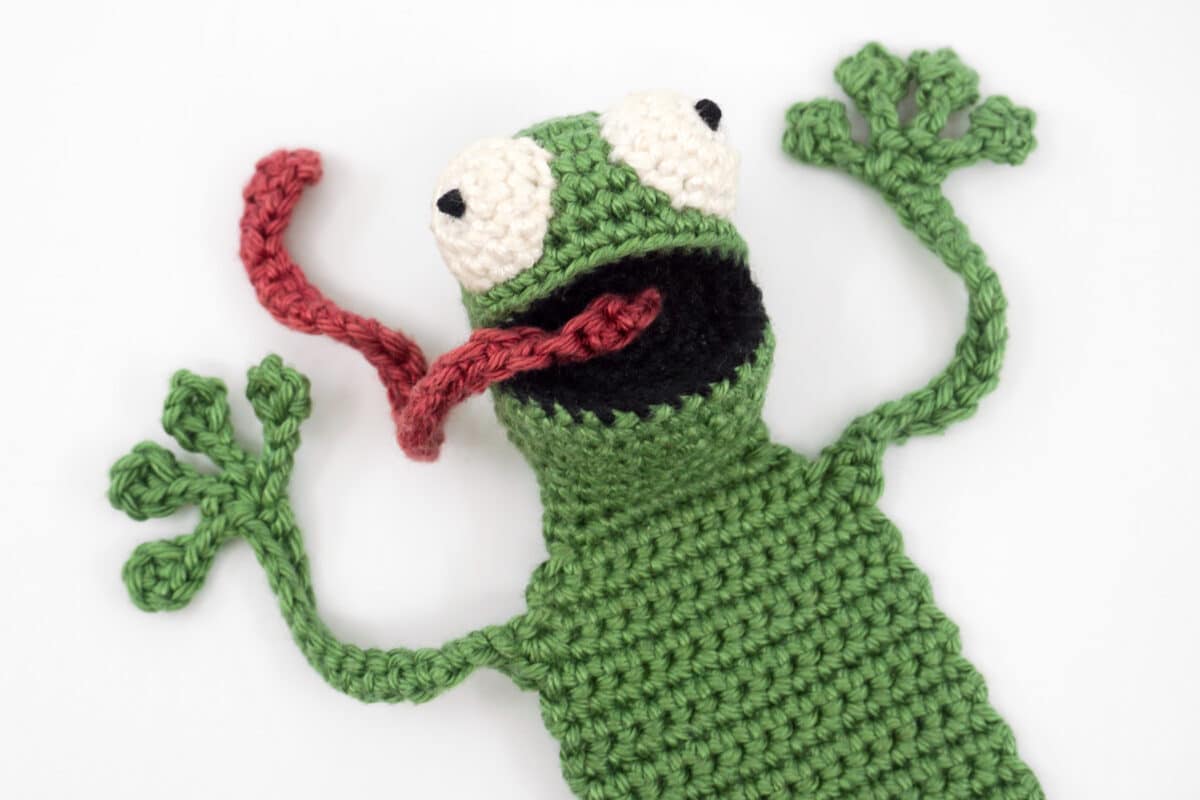 Amigurumi Crochet Frog Bookmark - "Book-Frog" | Supergurumi