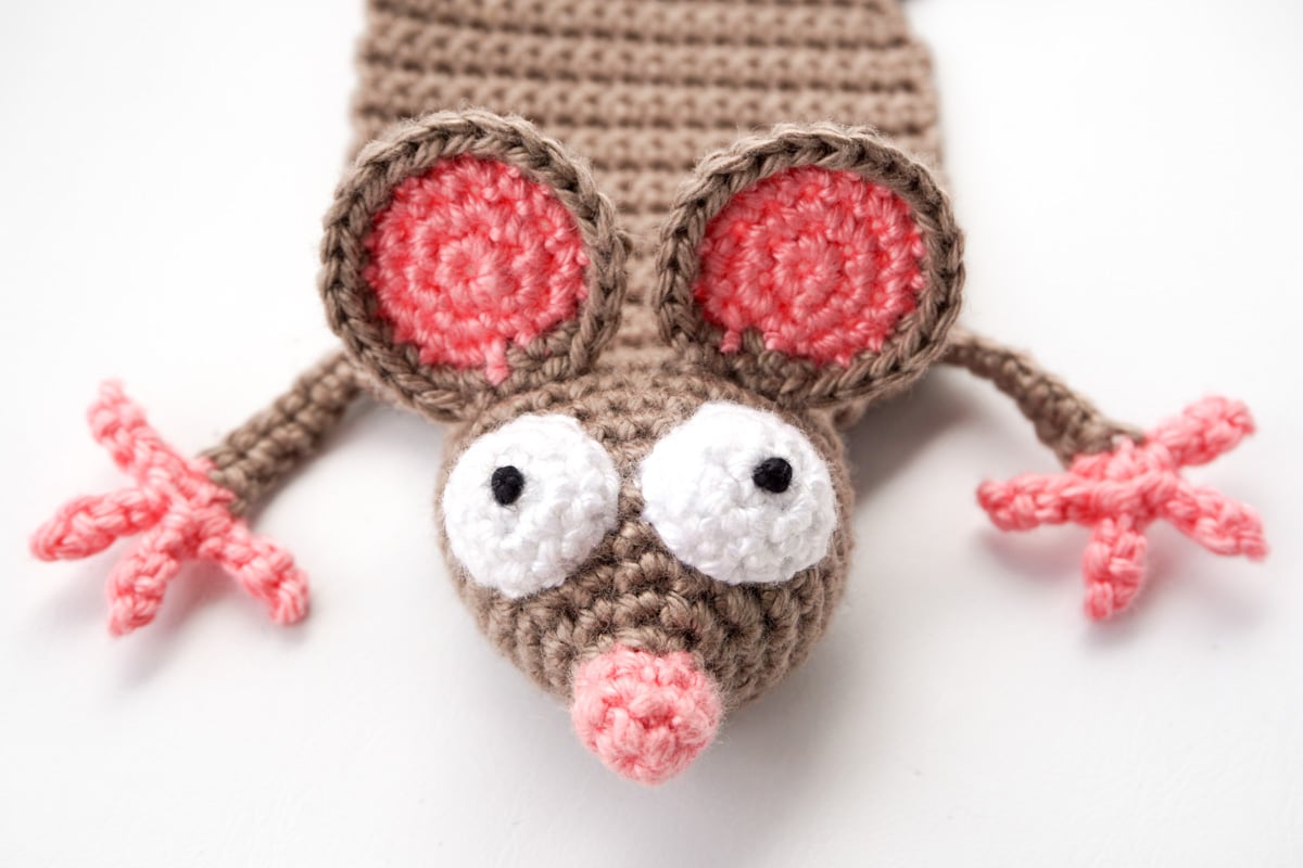 Amigurumi Crochet Mouse Bookmark - "Book Mouse" | Supergurumi