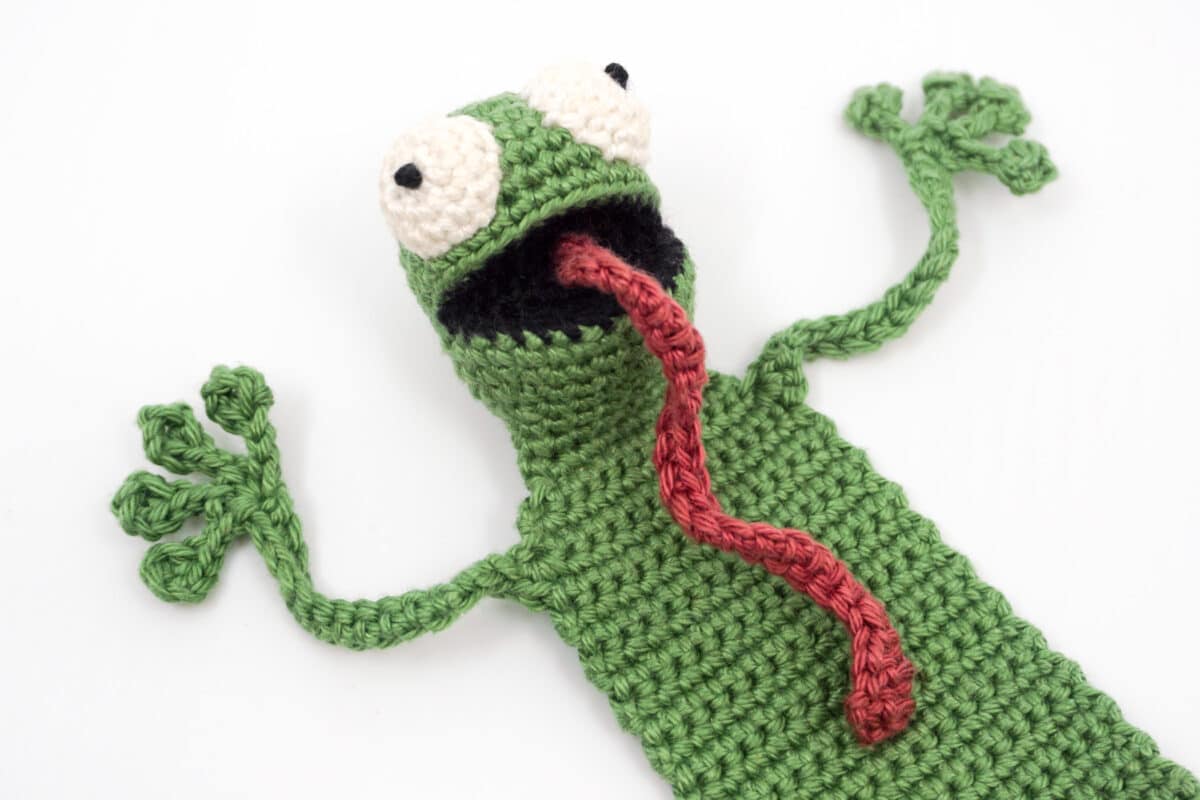 Amigurumi Crochet Frog Bookmark - "Book-Frog" | Supergurumi