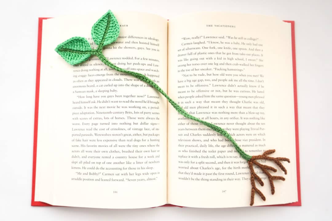 Leaf Bookmark Crochet Pattern | Supergurumi